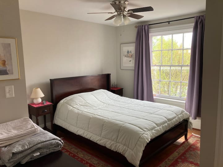 Sunny Top Floor Apartment - Richmond, VA
