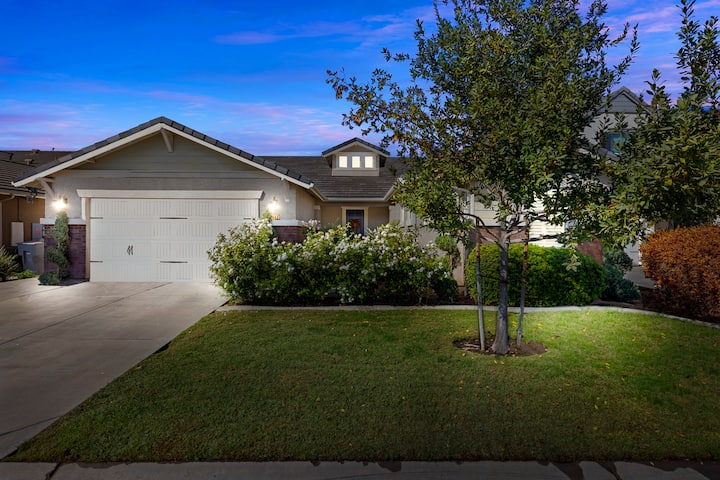 Exceptional Private Retreat, Gated With Pool - Clovis, CA