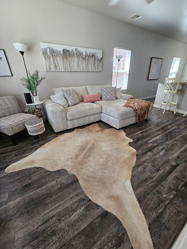 Modern Chic Home Near Shops & Downtown - Edmond, OK