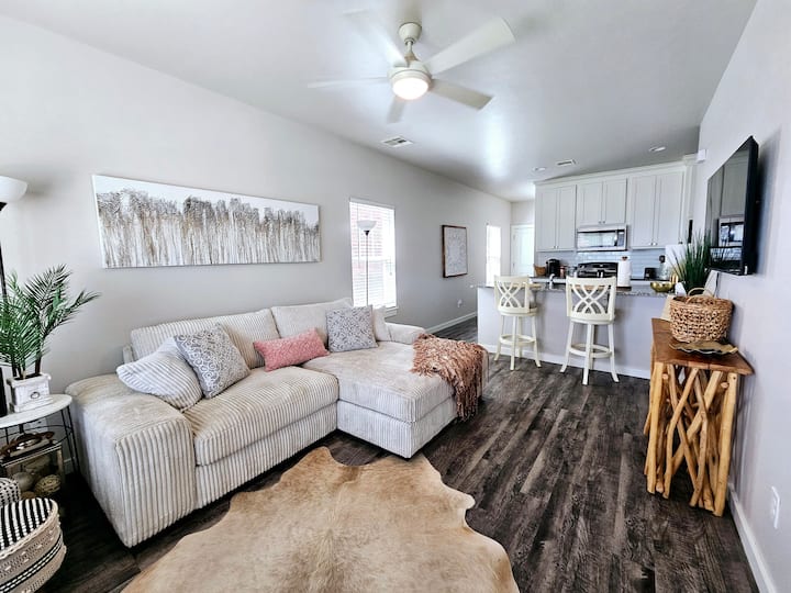 Modern Chic Home Near Shops - Edmond, OK