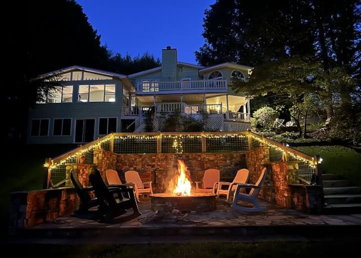 Living The Dream- Lakefront-dock - Hiawassee, GA