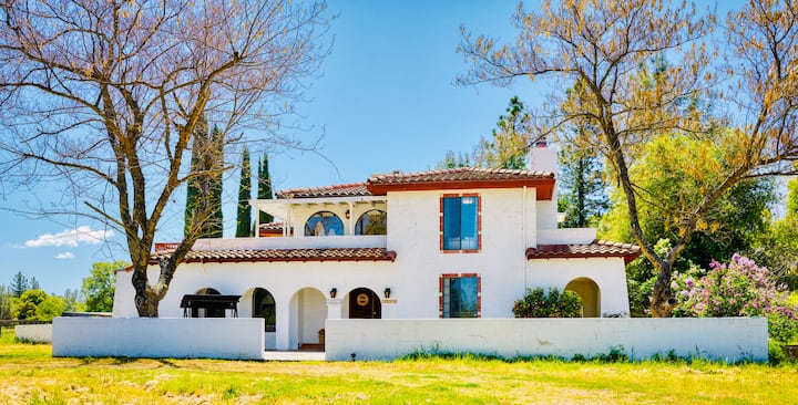 Spanish Architecture W/ Huge Outdoor Holiday Tree - Groveland, CA