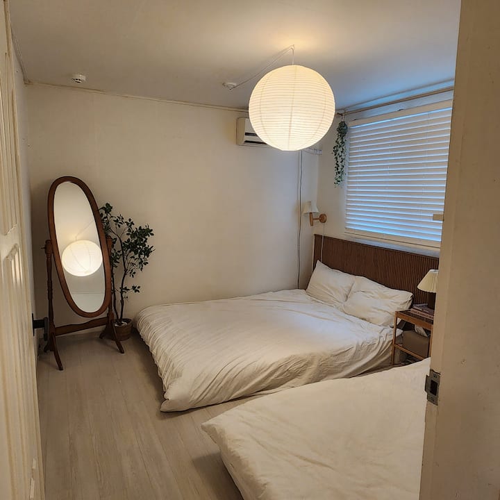 [조기예약할인]홍대역도보 3분/kpop/쇼핑/좋은 위치/편한 침대 - Seoul