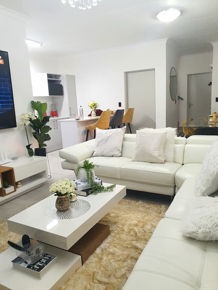 Hmt Modern Decorated House - Centurion