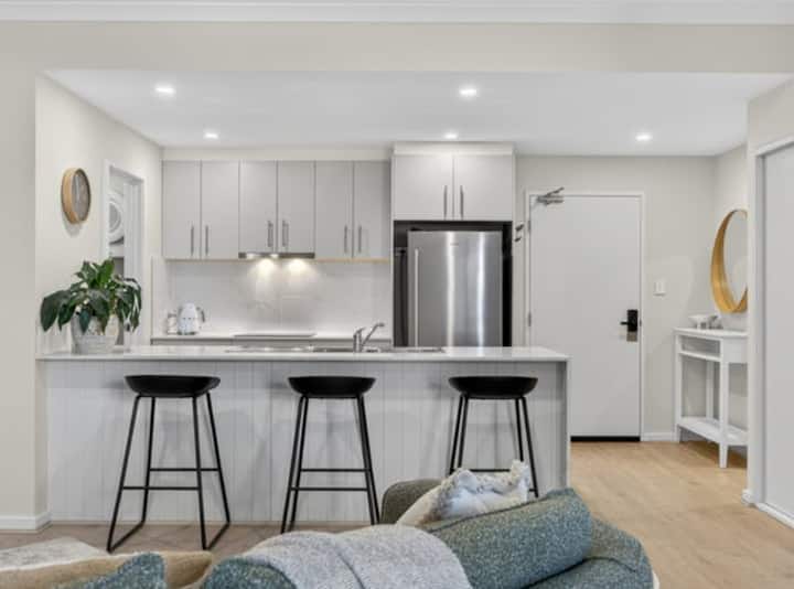Apartment With Private Balcony & Parking In Perth - Perth