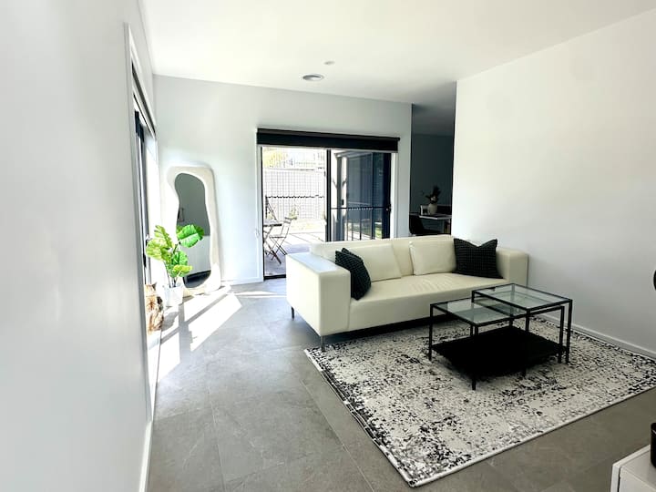 Clean & Modern Home With Study | Free Carpark - Canberra