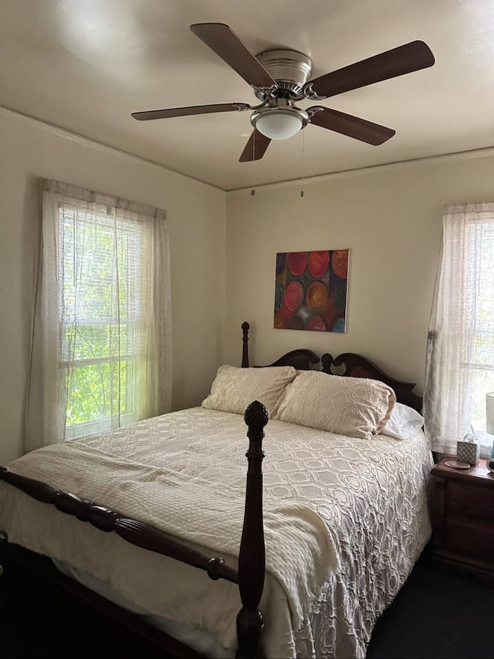 Warrington Charm Room A: Cozy And Quiet Room - Detroit, MI