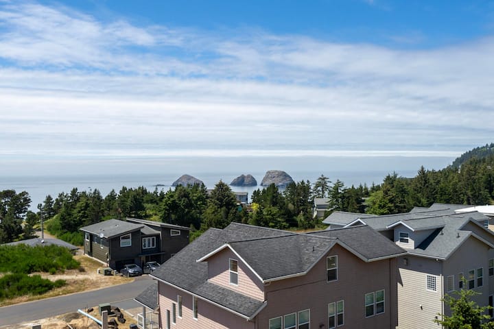 Coastal Retreat • Ocean Views - Tillamook, OR