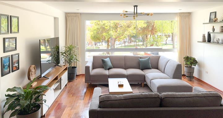 Stylish Stay, Peaceful Park View - Perú