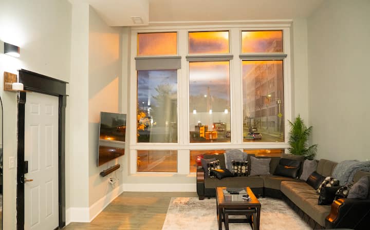 Massive Downtown Penn Station Apt W/parking - Baltimore, MD