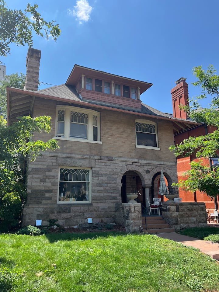 Cozy 2nd Floor Apt @Cheesman Park W/ Parking Spot! - Denver, CO