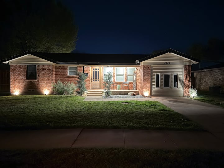 Wichita's #1 Family Oasis W/ Waffle Bar & Hot Tub - Wichita Falls, TX