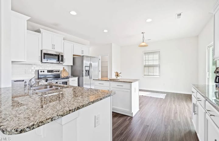 Suburban Charm With King Bed - Burlington, NC