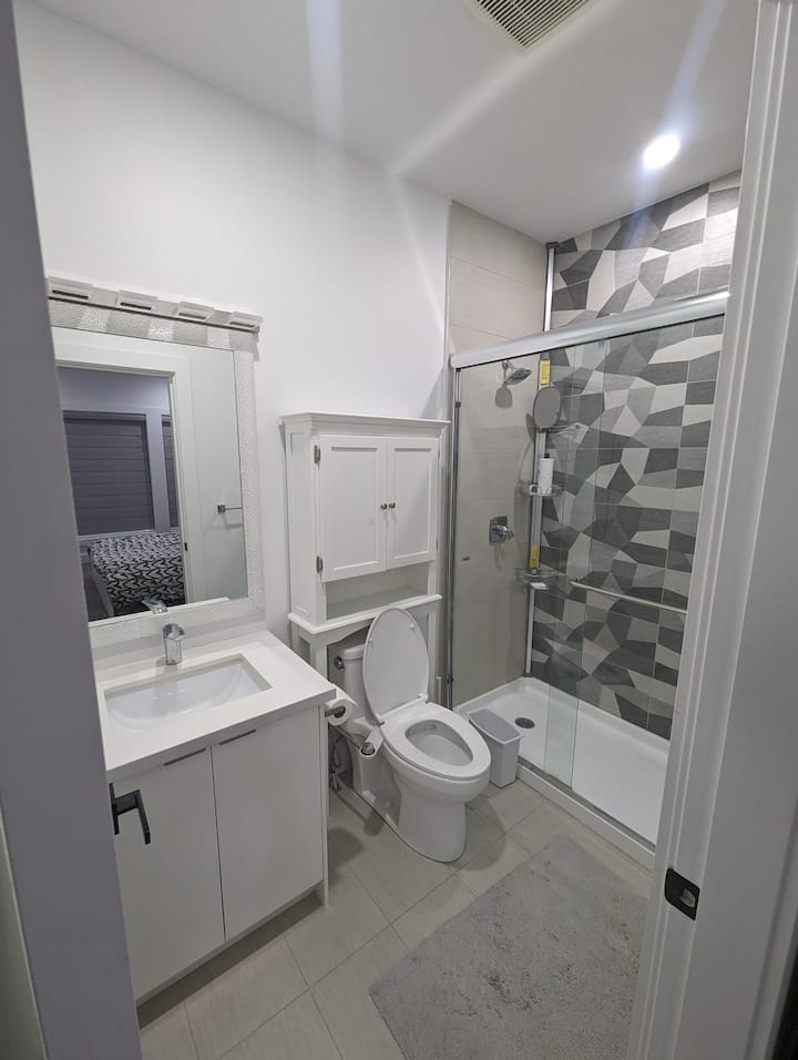 Peaceful Home Close To Nature - Coquitlam