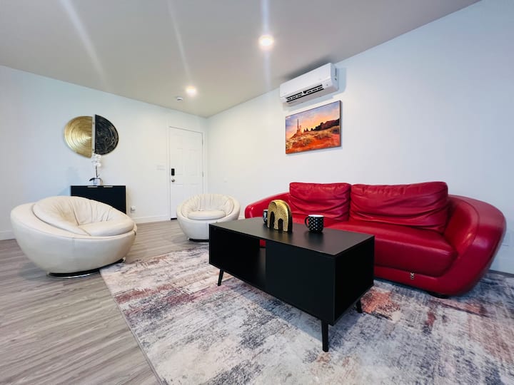 Address: 6844 N White Oak Ave, Van Nuys - Calabasas, CA