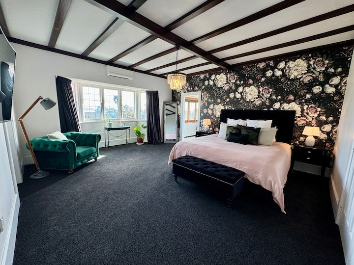 Master Suite | The Manor On North Street - Palmerston North