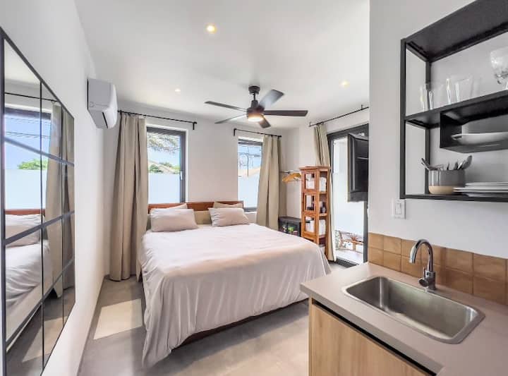 King Bed In Private Guest Room With Patio - Curaçao