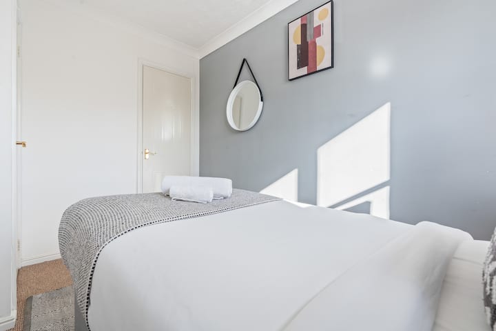 Central Peaceful Home With Parking, Wi-fi & Garden - Stafford (UK)