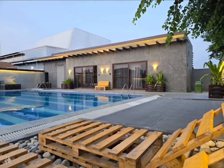 Duggin Villas | 3br | Grand Pool | Bonfire Pit - Delhi