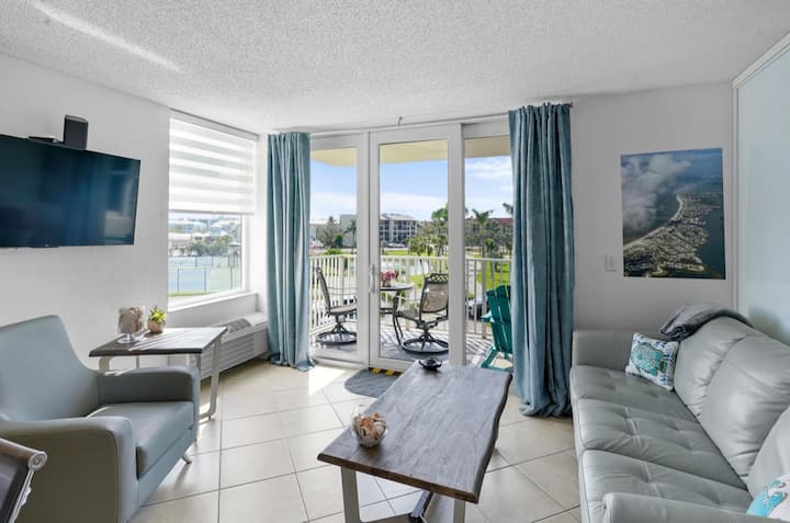 Beachfront Condo On 10 Acres Of Pristine Beach. - Fort Myers Beach, FL