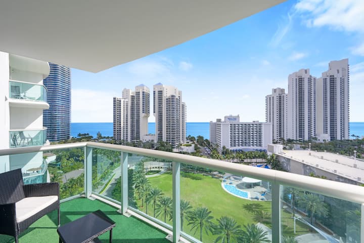Sunny 2-br Beachfront Condo W/ Pool & Balcony - Sunny Isles Beach, FL