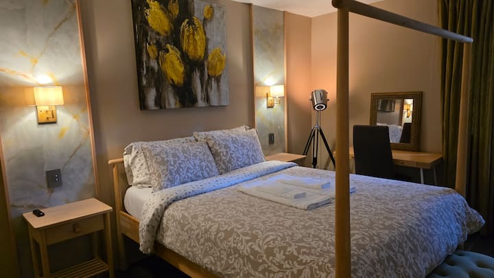 1 Bedroom Unit, Prime Location. - Montreal