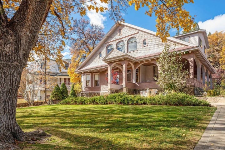 Hilltop Manor Estate. Sleeps 25. - Susanville, CA