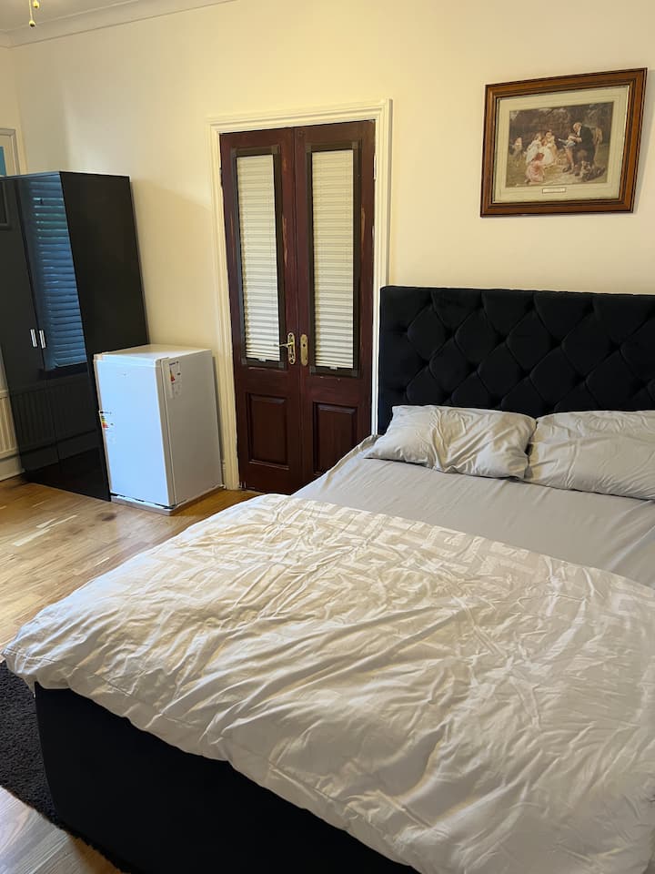 Spacious 1 Bedroom - Brentwood