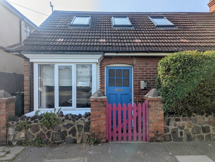 Charming Cottage By The Sea - Hove