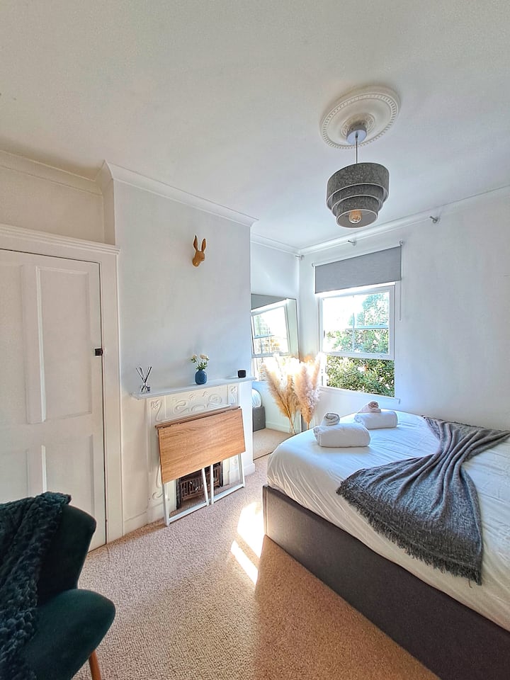 Quirky Zone 1: Sleeps 4-6/parking/close To Buses - London