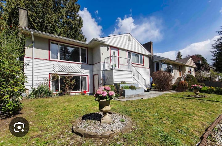 Cozy Garden Level Suite - North Vancouver