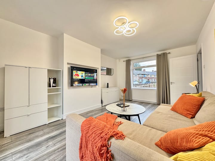 Modern 3 Bedroom Home | Driveway | Near Racecourse - Doncaster