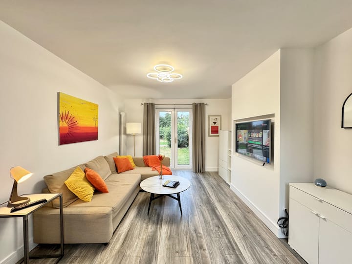 Modern 3 Bedroom Home | Free Parking | 7 Guests - Doncaster