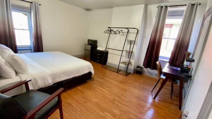King Bed | 3rd Floor | Spacious - Boston, MA
