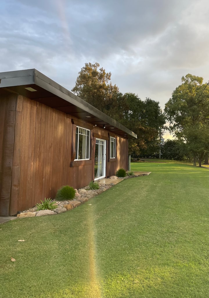Relaxing Riverfront Cabin - Windsor, Australia