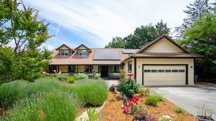 Masterbed Luxury Resort Home - Cloverdale, CA
