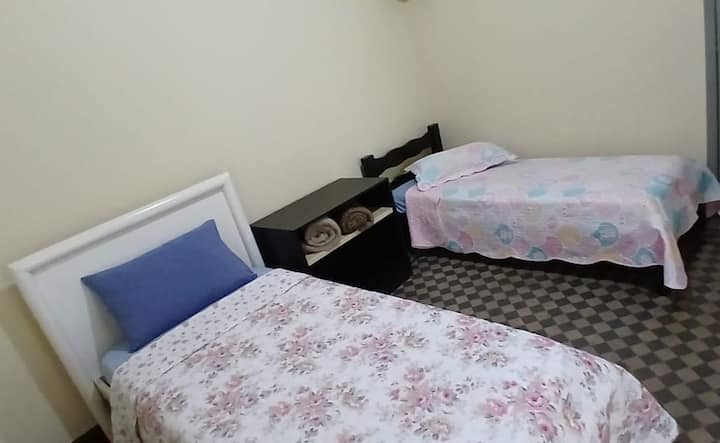 (Quarto 1) 2 Camas De Solteiro Em Pousada - Campo Grande