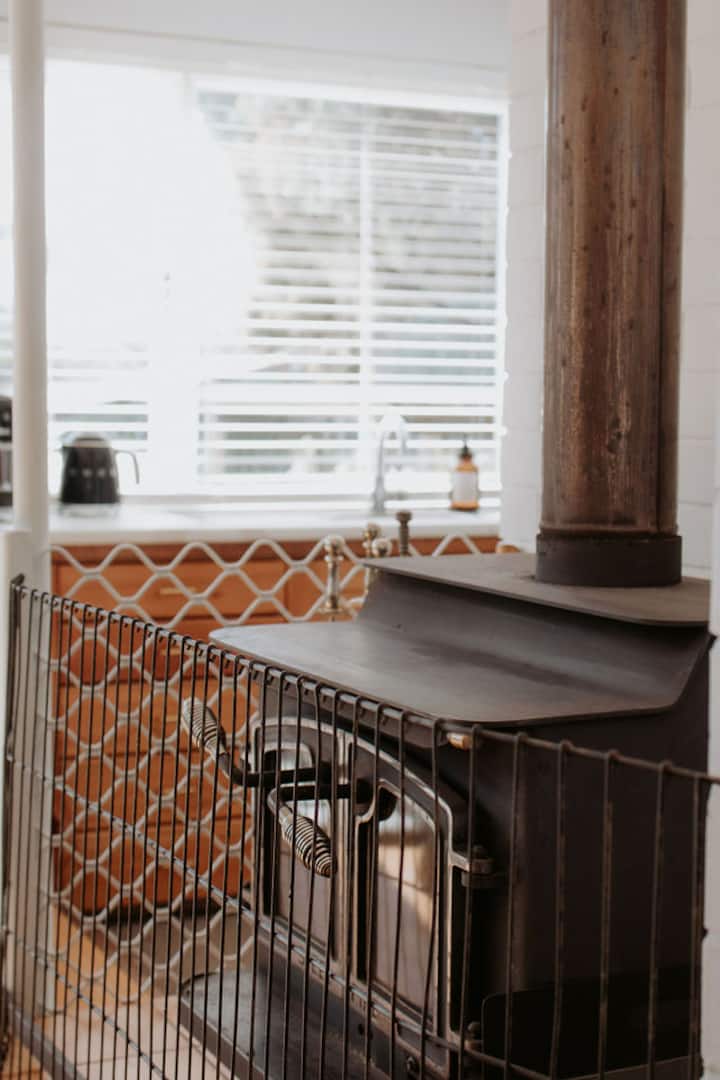Pine Cottage- Infrared Sauna, Spa & Water Views - Bruny Island