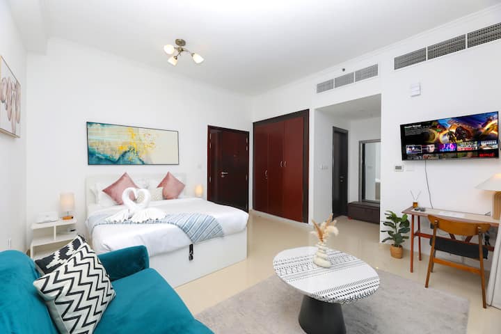 Comfort & Water Views I Spacious Marina Studio - Dubai