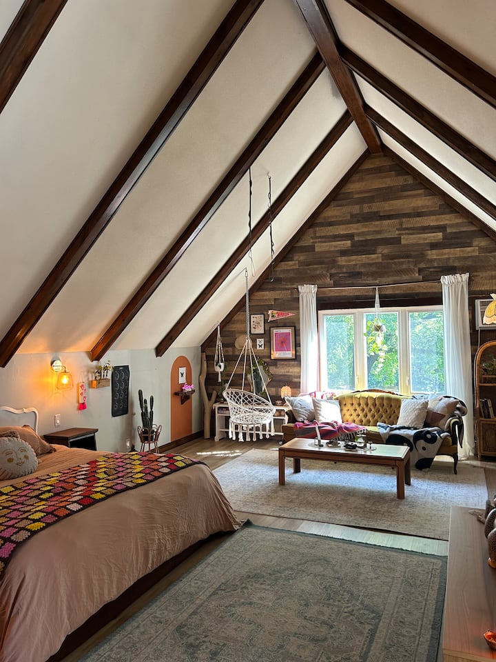 Historic Attic Near Lake Erie - Simcoe