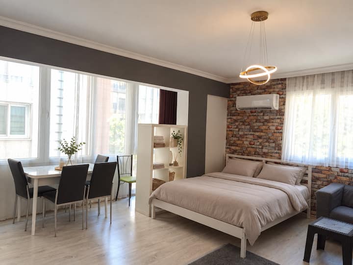 Alsancak Merkezde Konforlu Konaklama - İzmir