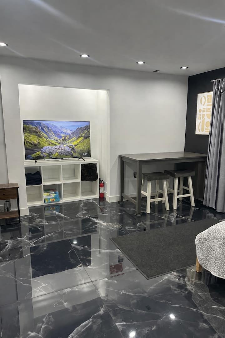 Modern Studio Near Sofi - Private Entry - Parking - Hawthorne, CA