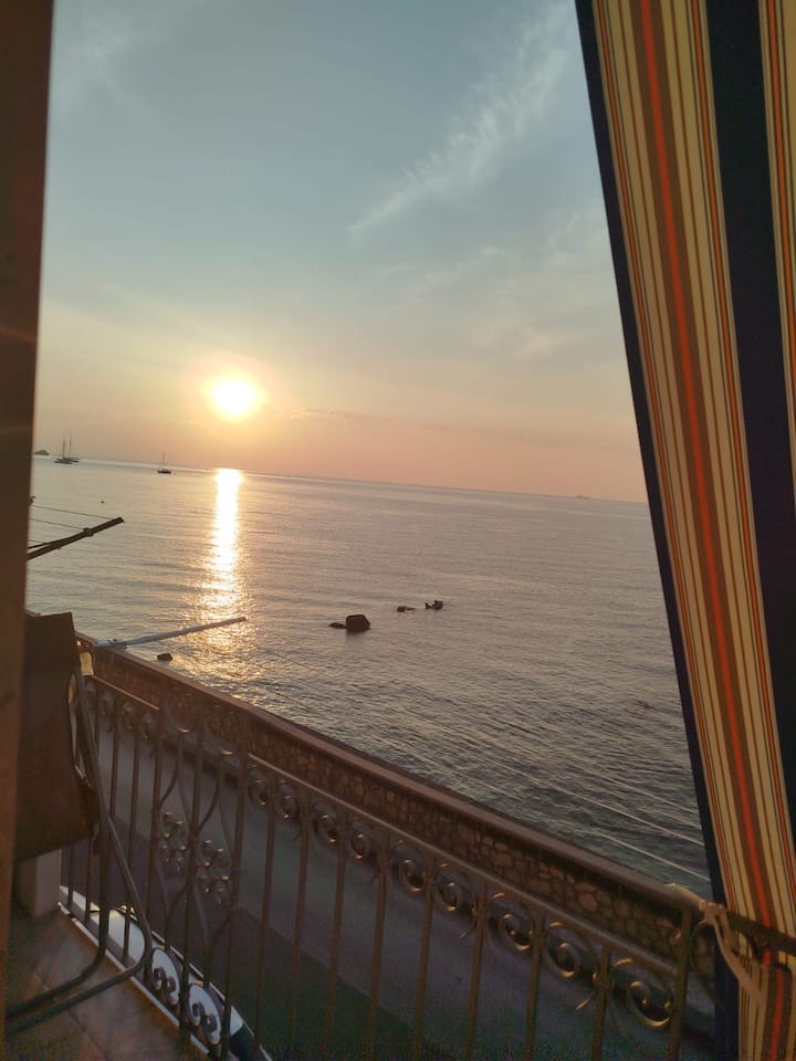 A Un Passo Dal Mare. - Naxos