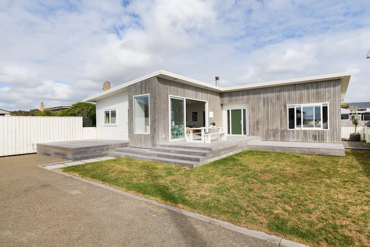 Ocean Beach Retreat - Foxton