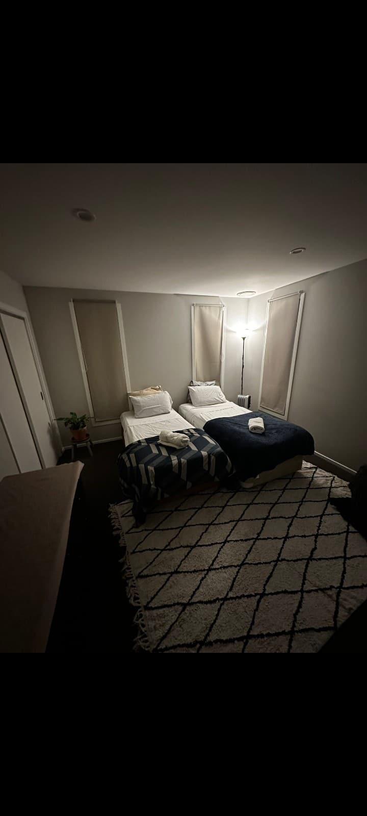 Relax In This Twin Beds Room In Queenstown. - Queenstown