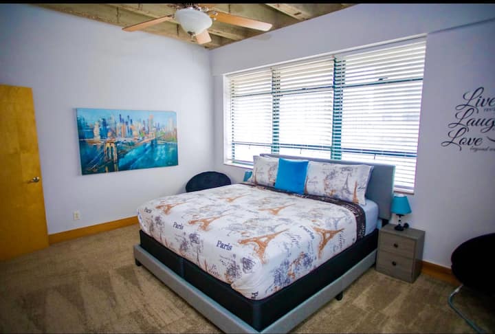 Paris Azure Valencia *Free*gated Parking/breakfast - St. Louis, MO