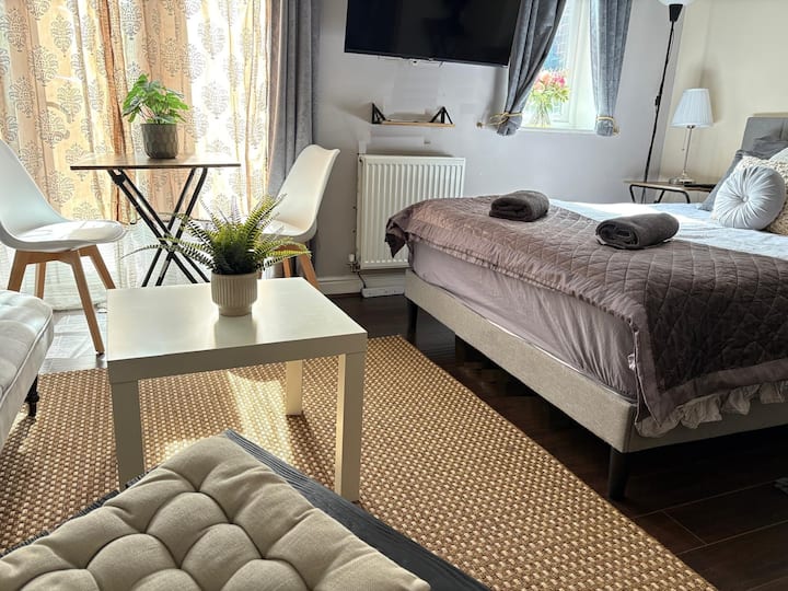 Studio With Free Street Parking - Hampton