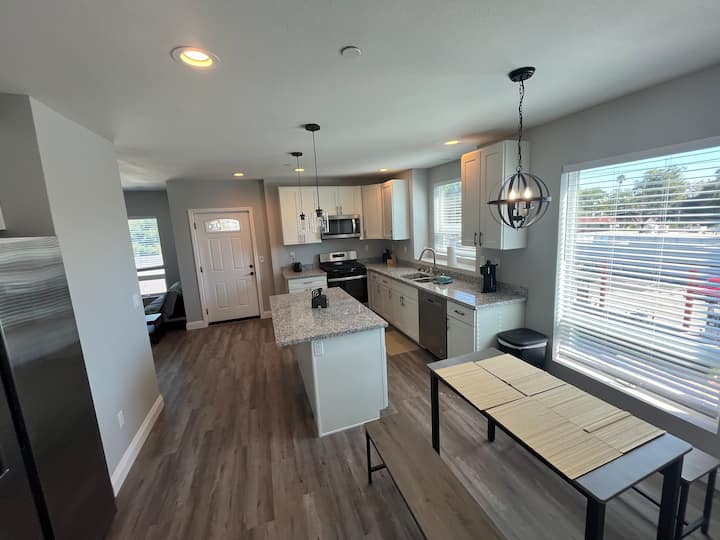 Newly Built 2 Bedroom Loft - Golden 1 Center