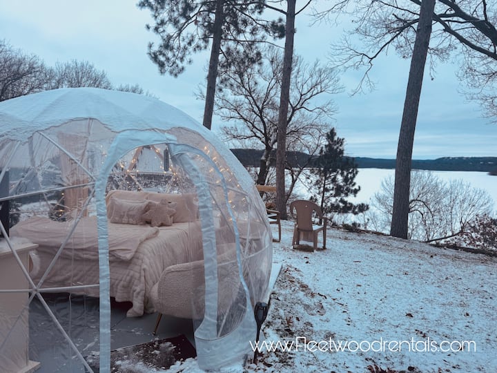 The Snowglobe Igloo Overlooking Lake Mallalieu - Stillwater, MN