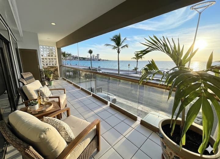 Impresionante Terraza Frente Al Mar Sobre Malecon - マサトラン